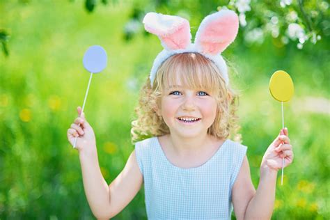 정원에서 부활절 달걀과 토끼 귀를 가진 귀여운 재미있는 소녀 부활절 개념 부활절 달걀 사냥에서 웃는 아이 6 7 살에 대한 스톡 사진 및 기타 이미지 Istock