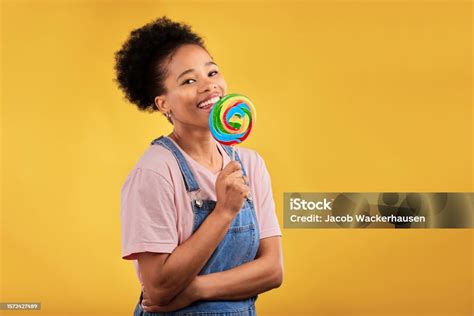 행복하고 사탕과 음식을 위해 스튜디오 배경에 막대 사탕을 들고 있는 흑인 여성의 초상화 미소 모형 디저트로 과자를 들고 있는 아프리카 소녀 또는 모델이 공간이 있는 배경에