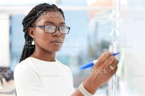 사무실에서 브레인스토밍하는 동안 메모를 만드는 젊은 사업가의 샷 땋은 머리에 대한 스톡 사진 및 기타 이미지 땋은 머리