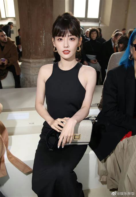 路人原相机下的张嘉倪米兰时装周看秀状态好好！张嘉倪米兰时装周路人新浪新闻