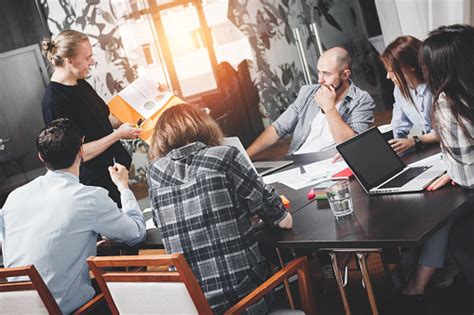6 사람들 다 락 공간에서 일입니다 Coworking 시작 회의입니다 팀워크 그리고 브레인스토밍입니다 의도적인 작은 렌즈 플레어