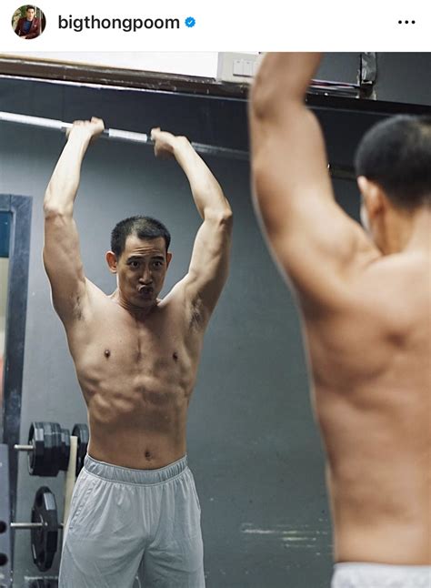 ส่องพระเอกกล้ามโต บิ๊ก ทองภูมิ แจงสาเหตุไม่ลงภาพถอดเสื้อ เพราะถูกคุกคาม และเคยโดนขอซื้อบริการ