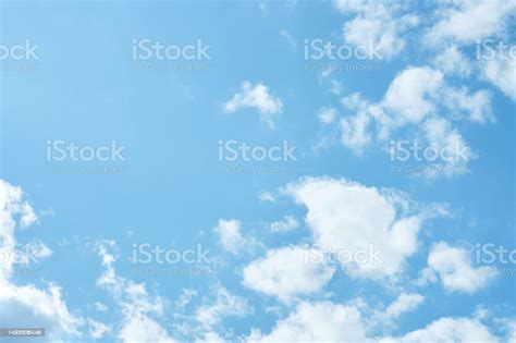 하늘 흰 구름 배경이 있는 푸른 하늘 화창한 여름날에 곱슬곱슬한 구름 흐린 빛 좋은 날씨 여름 포스터를 위한 간단한 배경