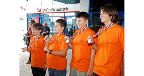 Петима медалисти от Софийската математическа гимназия получиха смартфони