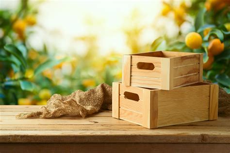 오렌지 정원 배경 위에 자루와 소박한 테이블에 빈 나무 상자 여름 디자인 및 제품 디스플레이에 대 한 조롱 0명에 대한 스톡 사진 및 기타 이미지 Istock