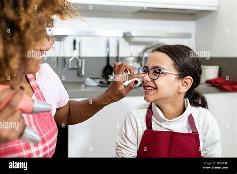Mutter Und Tochter Spielen Beim Kochen Lateinamerikanische Mutter