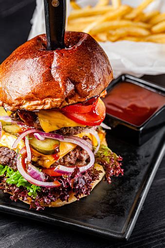 미국 요리 더블 고기 커틀릿 베이컨 토마토 오이 치즈 두개골 붉은 양파와 소스와 큰 로얄 버거 복사 공간 배경 이미지 2루타에 대한 스톡 사진 및 기타 이미지 Istock