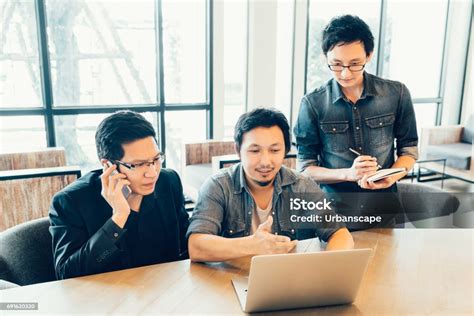 3 젊은 아시아 동료 또는 심각한 비즈니스 모임이 나 팀 토론 브레인 스토밍 시작 프로젝트 프레 젠 테이 션 또는 커피숍 또는