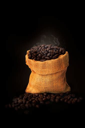 검은 색 배경에 고립 된 자루 가방에 커피 콩과 연기 뜨거운 구운 커피 콩 가득 찬에 대한 스톡 사진 및 기타 이미지 가득 찬 가루로 빻은 갈색 Istock