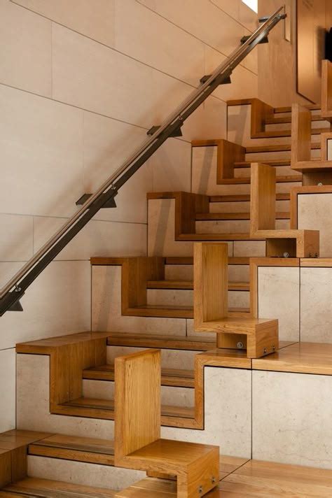 建築基準法で階段の幅と高さの寸法は決められていますが、上り下りのし易い寸法が決められている訳ではなく、あくまで最低限必要な寸法を規制しているだけです。階段は足を踏み外せば危険な場所であるだけに