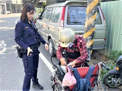 失智婦呆坐路邊 新南警平安載返家