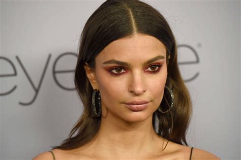 Emily Ratajkowski Est Plus à Laise Nue Quand Elle Est Chez Elle