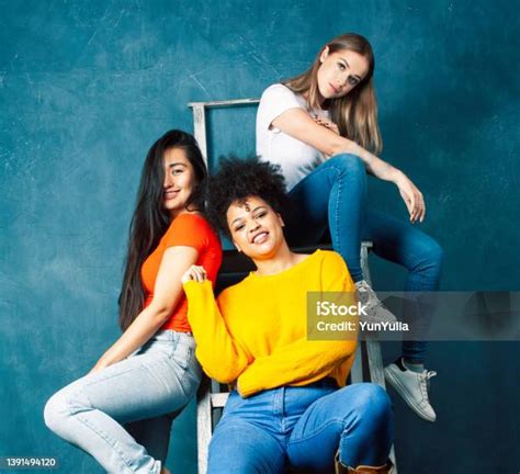 어린 예쁜 여자 학생 함께 교실에서 쾌활한 포즈를 취 친구 다양한 국가 라이프 스타일 교육 사람들 개념 개념에 대한 스톡 사진 및 기타 이미지 Istock