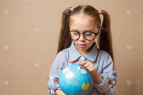 可爱的小女孩抱着地球仪。拯救地球的理念。