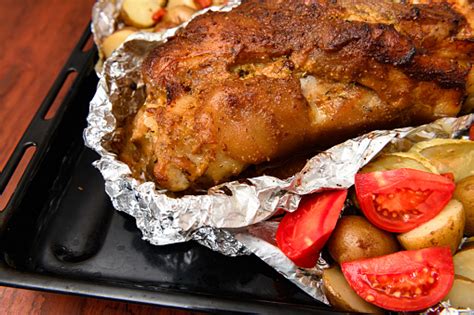 베이킹 시트에 구운 고기와 감자 돼지 고기 너클 맛있는 음식 갈색에 대한 스톡 사진 및 기타 이미지 갈색 감자 요리 건강한 식생활 Istock