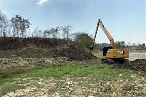 สู้แล้ง กรมชลฯ ขนทัพเจ้าหน้าที่พร้อมเครื่องจักร ขุดลอก ส่งน้ำ ช่วยชาวประจวบฯ สยามรัฐ