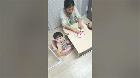 포크로 딸기 먹는 모습 Youtube