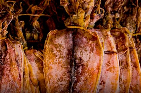 นี่ก็ว้าวซ่า เพิ่งรู้ว่า หมึกกรอบ มีวิธีการทำแบบง่าย ๆ คือ เอาหมึกแห้ง ไปแช่น้ำผสมขี้เถ้า นึกว่า