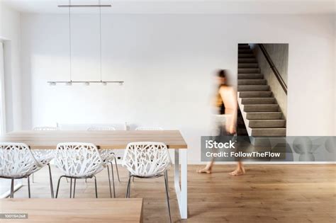 세련 되 고 현대적인 스칸디나비아 식당 나무 테이블 디자인의 자 및 램프 흰 벽으로 아름 다운 공간입니다 0명에 대한 스톡 사진 및 기타 이미지 Istock