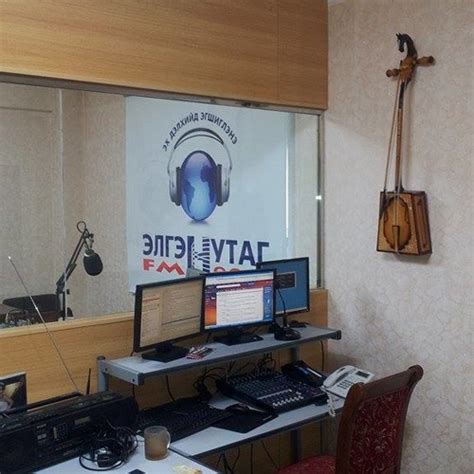 Stream Бавуугийн Лхагвасүрэн Хүүдээн унших шүлэг By Dugarjav Batbayar Listen Online For Free