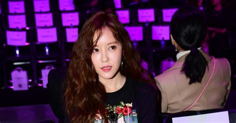 포토엔 효민 망사스타킹 신고 패션위크 나들이
