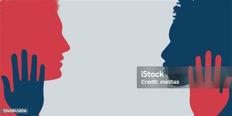 프로필에 두 개의 다민족 인물 실루엣의 배너 인종 평등과 반인종주의의 개념 다문화 사회 우정 인종차별과 인종차별을 중단하십시오