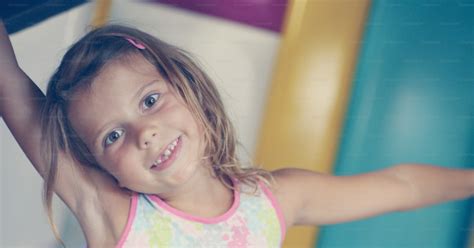 놀이터에서 어린 소녀입니다 팔을 들고 카메라를 바라보는 백인 소녀 사진 Unsplash의 세르비아 이미지