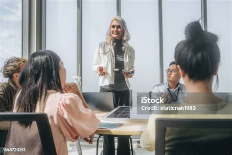 전문가들 트랜스젠더 여성은 사무실에서 녹색 에너지와 태양 전지판에 대해 발표하기 위해 서 있다 트랜스젠더에 대한 스톡 사진 및 기타 이미지 Istock