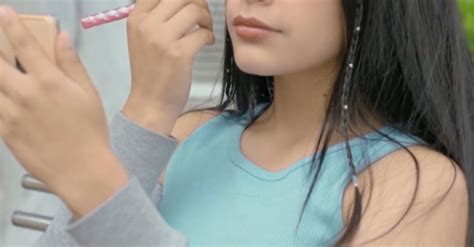 Бесплатные стоковые видео на тему Outdoor брюнетка визажист волос гламур городской губная