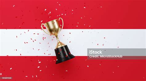 챔피언십 컨셉 오스트리아 국기 위에 앉아 있는 골드컵에 떨어지는 스타 모양의 색종이 0명에 대한 스톡 사진 및 기타 이미지 0명 1위 Championship Istock