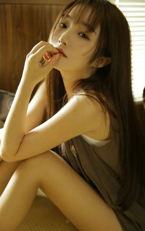 清新诱人的居家美女写真壁纸图片大全欣赏 配图网