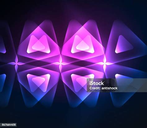 어두운 공간에 빛나는 밝은 삼각형 유리 추상적인 배경 디자인 3차원 형태에 대한 스톡 벡터 아트 및 기타 이미지 3차원 형태 결정체 구름 Istock