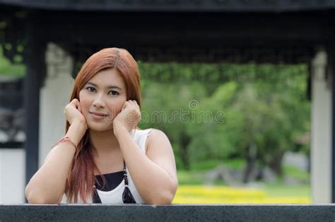 Jeune Femme Asiatique Rousse Attirante Photo Stock Image Du Rousse Femme
