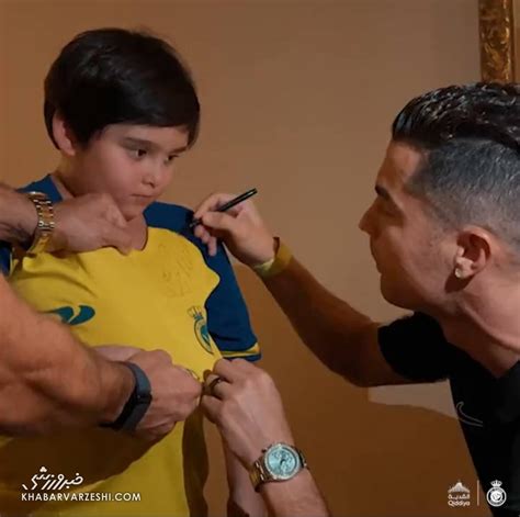 اولین امضا رونالدو روی لباس یک ایرانی عکس