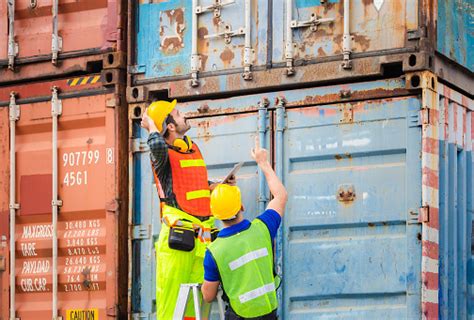 엔지니어 및 작업자 팀이 화물 팀워크 컨셉에서 컨테이너 상자를 확인합니다 2명에 대한 스톡 사진 및 기타 이미지 2명 건설 산업 건설 현장 Istock