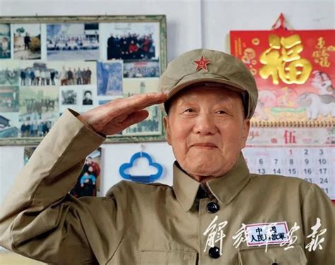 八一我给军旗敬个礼