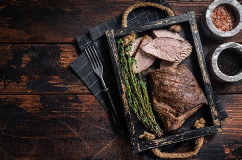 그릴에 구운 트라이 팁 스테이크 허브가 있는 트레이에 등심 하의 쇠고기 나무 배경 맨 위 보기입니다 복사 공간 소고기에 대한 스톡 사진 및 기타 이미지 Istock