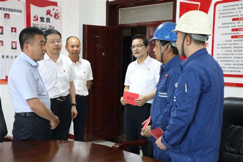 公司党委副书记、总经理雷宏春到能源公司慰问困难党员 神木煤化工产业有限公司