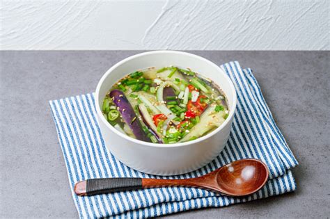 간장 마늘 식초로 만든 시원한 육수에 얇게 썬 양념 오이를 넣어 준비한 한국식 냉장 오이 수프 여름에 인기 있는 일품입니다 0명에 대한 스톡 사진 및 기타 이미지 Istock