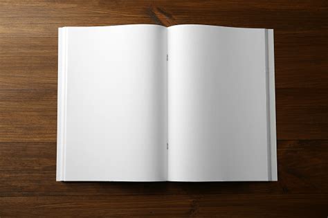 나무 테이블에 빈 종이 브로셔를 엽니 다 상단 보기 디자인용 모형 사진첩에 대한 스톡 사진 및 기타 이미지 사진첩 0명