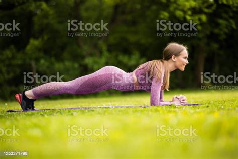 일출에서 운동복 훈련을 하는 젊은 스포츠 여성 도시 공원에서 잔디에 판자 위치에 서 소녀 근육에 대한 스톡 사진 및 기타 이미지 Istock