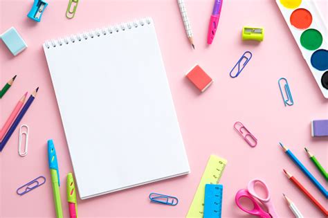 분홍색 배경에 화려한 학교 용품과 종이 메모장 학교 개념으로 돌아갑니다 플랫 레이 상단 뷰 오버헤드 0명에 대한 스톡 사진 및 기타 이미지 Istock