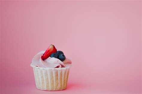 분홍색 배경에 달콤한 디저트 복사 공간 크림컵케이크 아름답고 맛있는 0명에 대한 스톡 사진 및 기타 이미지 0명 가까운 귀여운 Istock