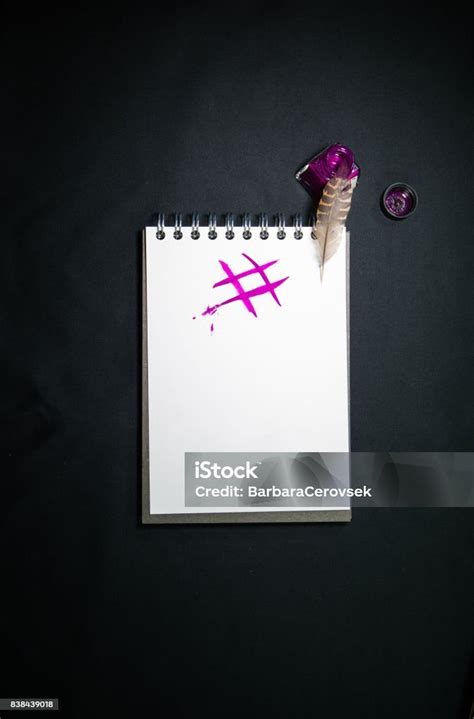 전통적인 수동 하드 인쇄 복사 필기 잉크와 깃털의 융해 및 디지털 Hashtag 소셜 네트워킹 기호 복사 공간 텍스트 쓰기 Brand Name Online Messaging