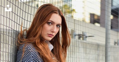 파란색 스웨터와 검은 치마를 입은 긴 빨간 머리를 가진 여자 사진 Unsplash의 무료 양말 이미지