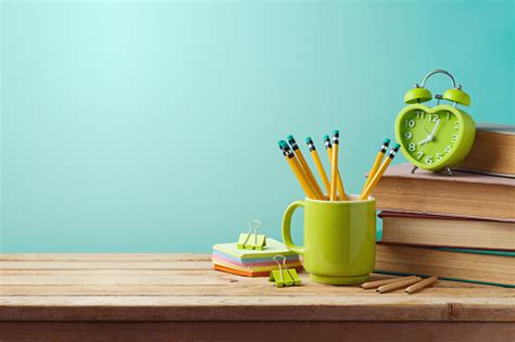 연필 알람 시계 및 학생 테이블에 오래된 책이있는 학교 배경으로 돌아 가기 0명에 대한 스톡 사진 및 기타 이미지 0명 개념 고풍스런 Istock