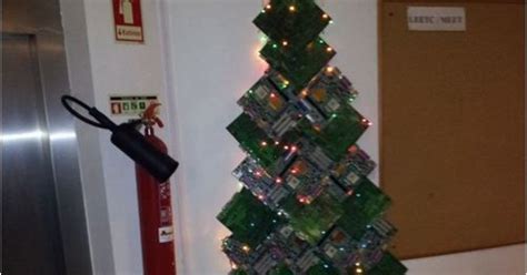 공대생의 크리스마스 트리눈물 겨운 공대생 기숙사 트리 화제