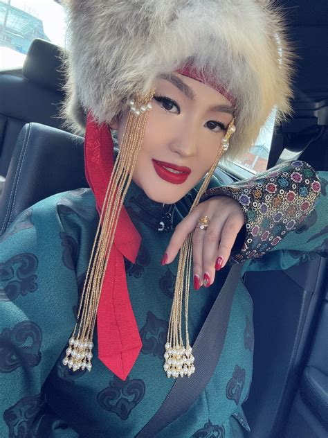 Ц Дэлгэр сайхан сэтгэлтэй Дээл бүсэн гоёлтой Дэлхий тэнийм баясгалантай Дээдэс нялхаст