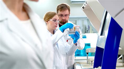 컴퓨터와 현대 의료 기술을 다루는 다양한 생화학 과학자 팀이 있는 의학 연구 실험실입니다 의약품용 첨단 장비 개발 25 29세에 대한 스톡 사진 및 기타 이미지 Istock