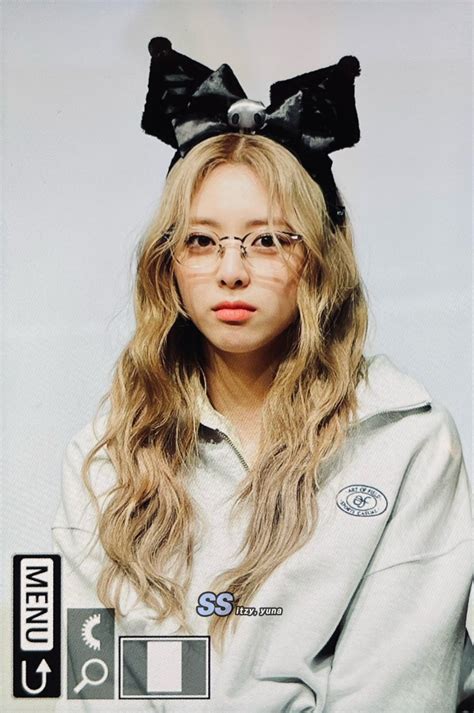 이거 말야 안경 쓰고 쿠로미 머리띠하고 혼나는 강아띠처럼 앉아있는 거 너무 귀여움 블링 Bling1209